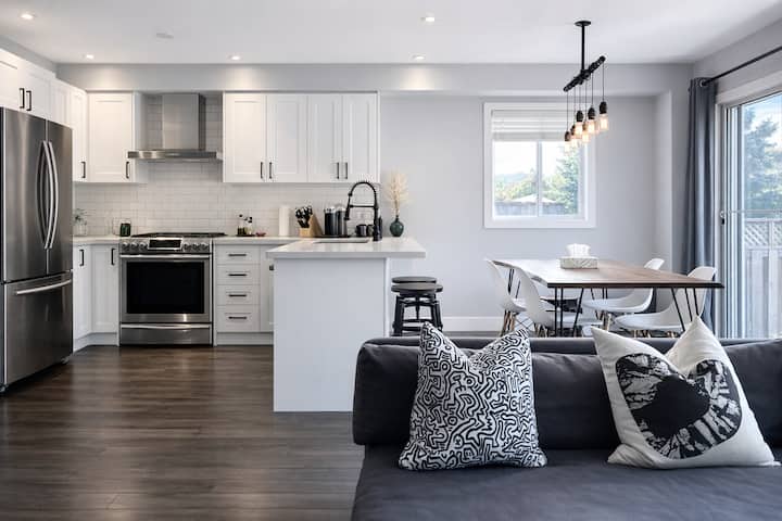 New Designer Luxury Home | Free Parking - Markham