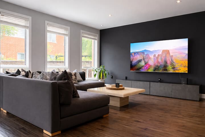 New Designer Luxury Home | Free Parking - Vaughan