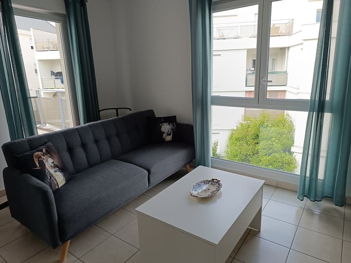 Joli Appartement De 2 Pièces. - Vaulx-en-Velin