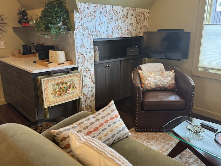 Eclectic Hilltop Chalet - Douglas, MI