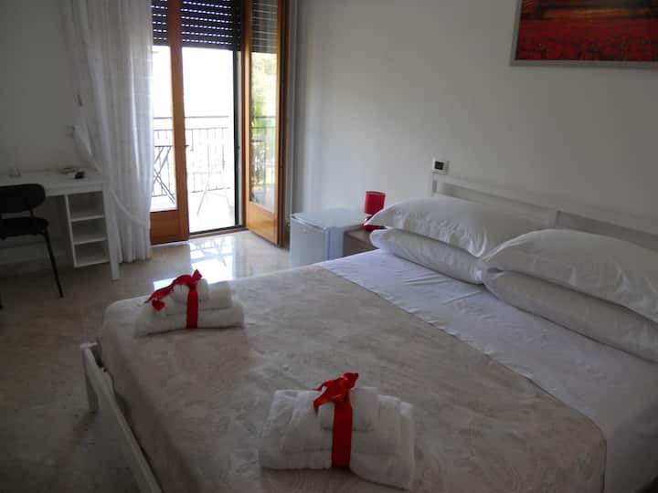 Camera Matrimoniale "Rossa" Con Bagno In Comune - Campagna