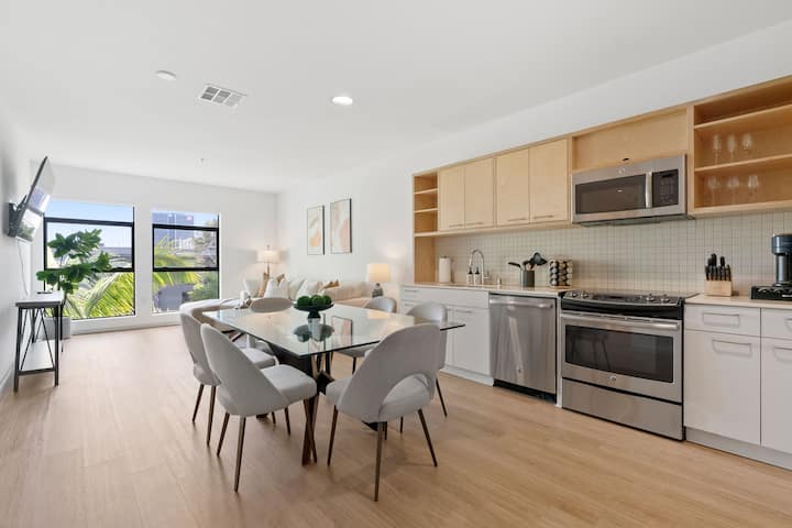 Updated Hollywood Haven – 2 Bedrooms, 2 Baths - Los Angeles, CA