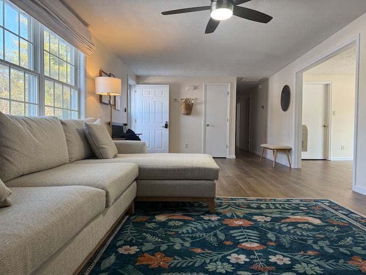 Lakefront Family Cottage W/game Room - Hickory Hills Lake, OH, United States