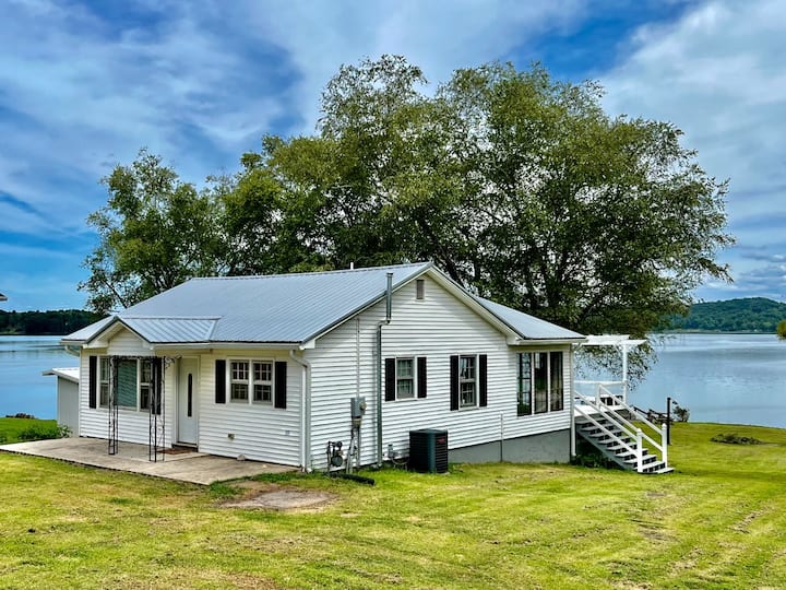 Lakeside Cottage On Watts Bar Lake - Upper Level - Watts Bar Lake, TN