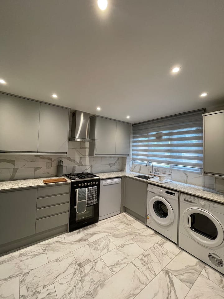 Era’s Cozy Flat - Uxbridge