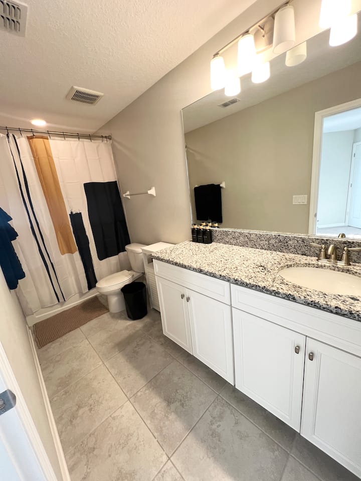 Private Suite, Prime Location! - Zephyrhills, FL