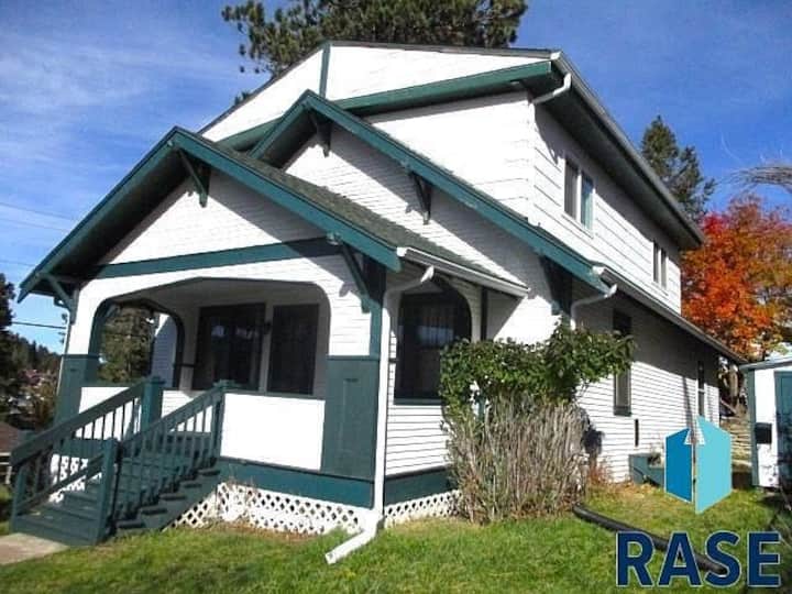 Cozy 5 Bedroom With Garage I - Deadwood, SD