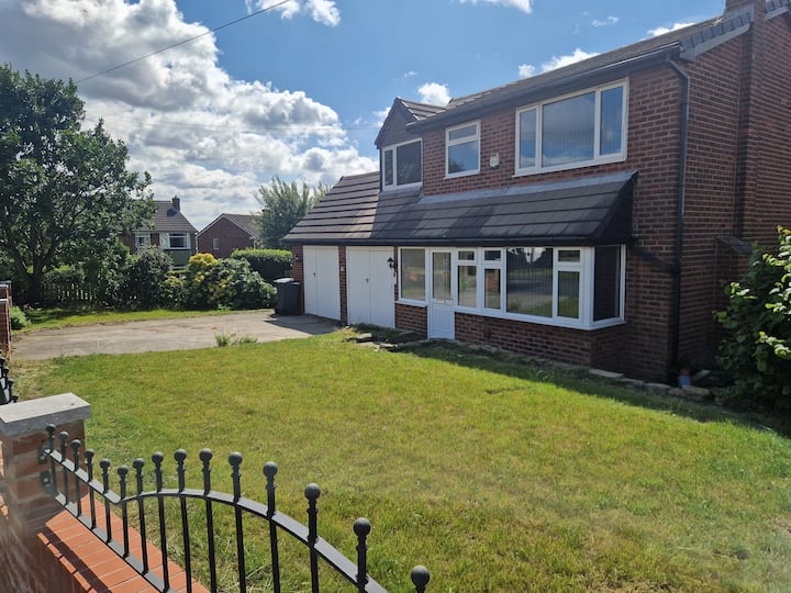 4 Bedroom Detached House - Leeds
