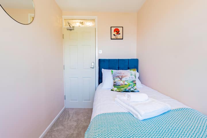 R4| Affordable Weekly Rates | Fast Wifi - Swindon