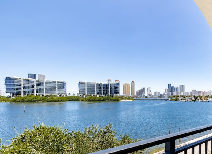 Serene Waterfront Home With Bay Views Pool &Tennis - Aventura, FL