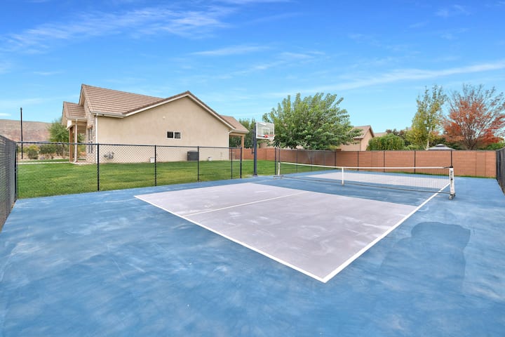 House Near Zion | Private Pickleball Court & Spa - Hurricane, UT