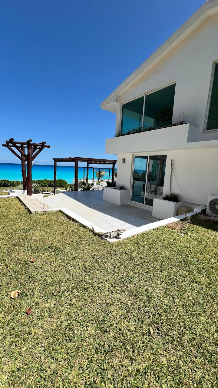 Beachfront Villa W Private Access To The Caribbean - Cancún