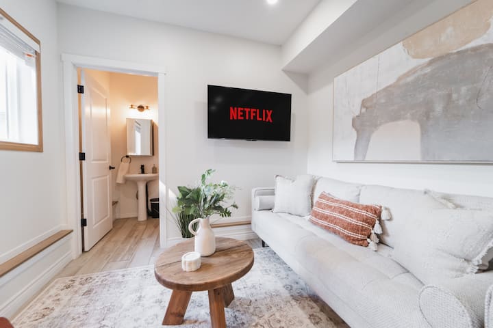 Chic Garden Suite Hideaway | 2bd + Games - Edmonton