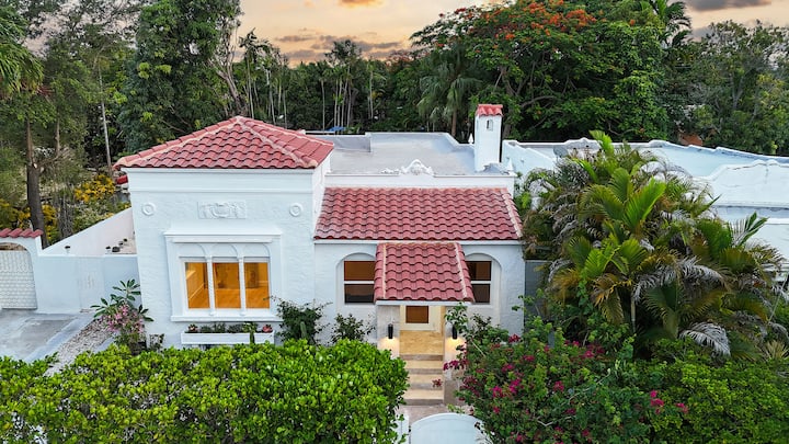 Dolce Vita Villa: Spanish Revival Masterpiece - South Miami, FL