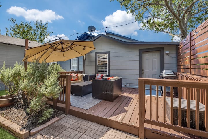 Walkable Downtown Cottage | 2 King Beds & Deck - McKinney, TX