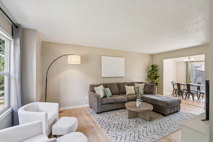 Bright & Modern 3br Duplex | Fenced Yard + Parking - Des Moines, IA