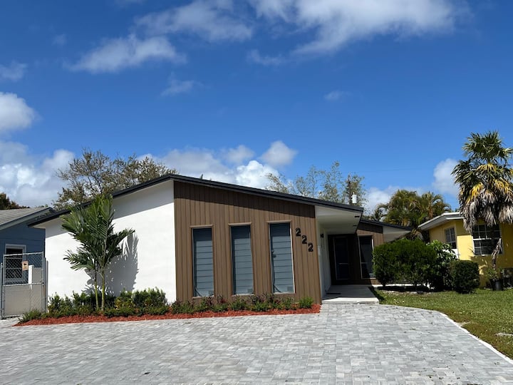 Beach Escape 2br • 5 Min Fll • Free Parking - Dania Beach, FL