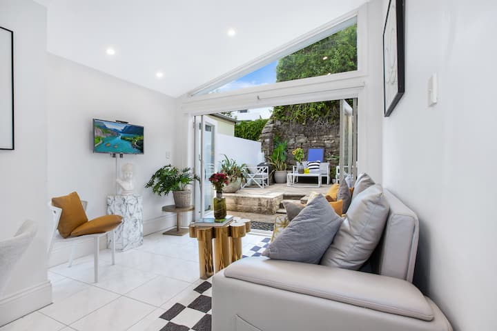 Classy. 2br. Well Furnished Outdoor Area Parking. - Coogee
