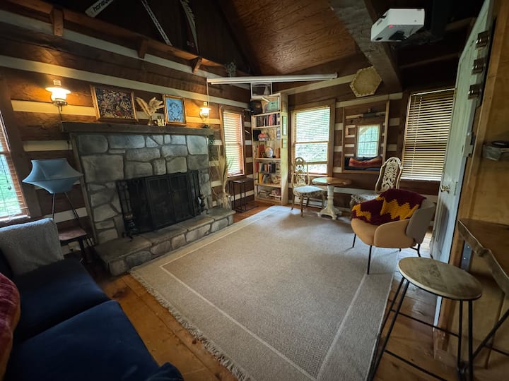 Apple Mtn. Cabin ~ Hottub&fire - Front Royal, VA