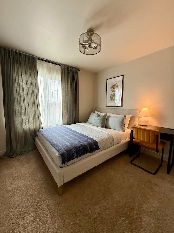 3 Queen Beds W/ Parking - Steinbach