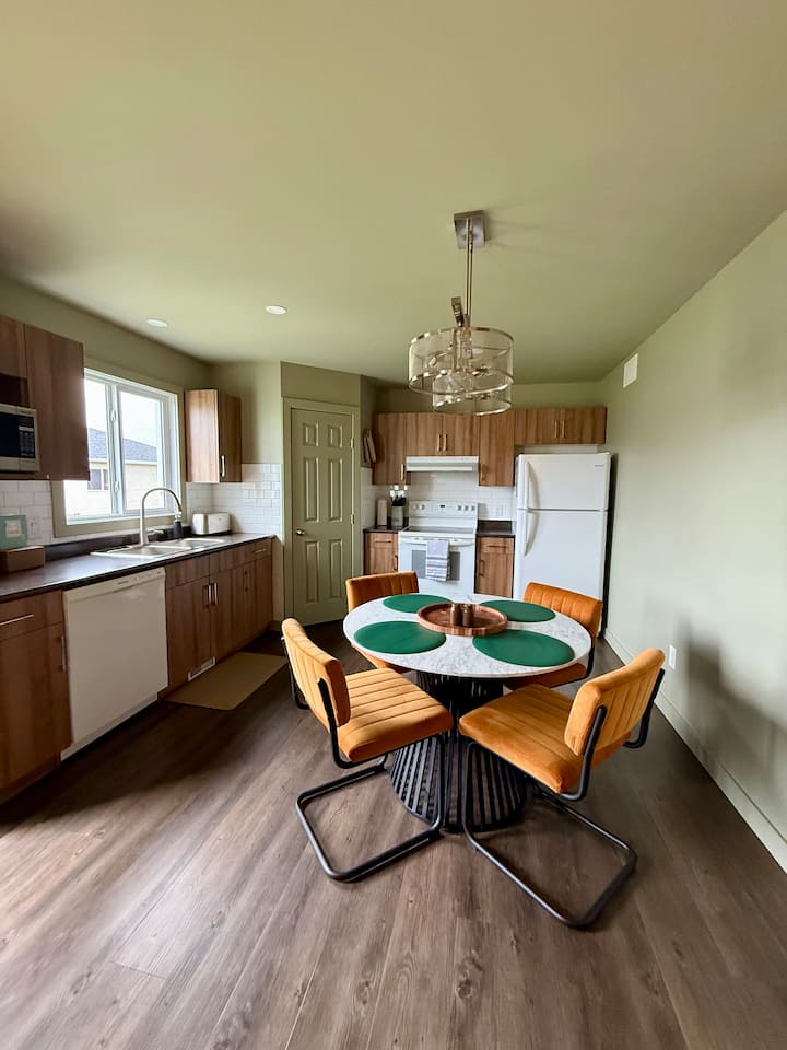 3 Queen Beds W/ Parking - Steinbach