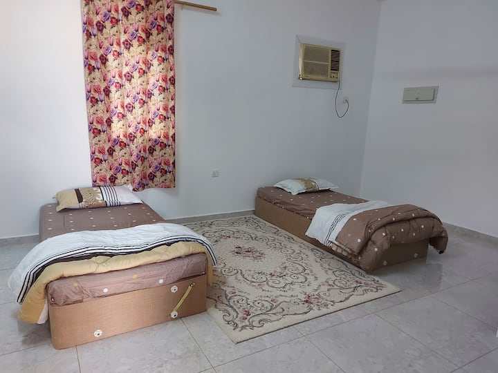 شقة فاخرة تتكون من غرفة وصالة ومطبخ وفناء - Oman