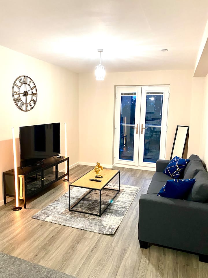 Cozy Heights – 2 Bed W/ Juliet Balcony & Parking - The University of Manchester