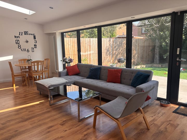 Stylish Central Cardiff Home | Parking & Garden - Cardiff