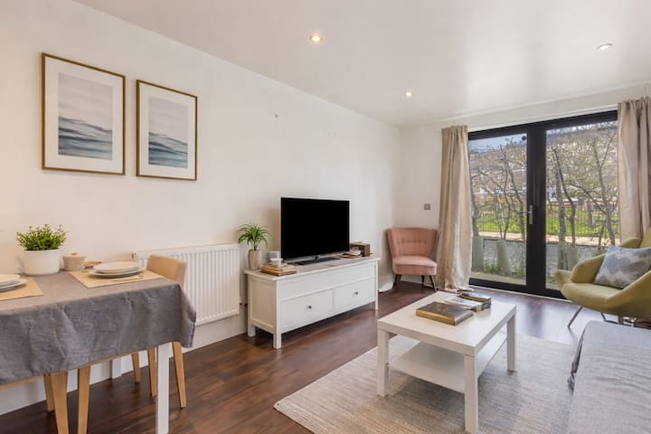 Chic City Oasis + Private Patio Near Canary Wharf - Abbey Wood - London