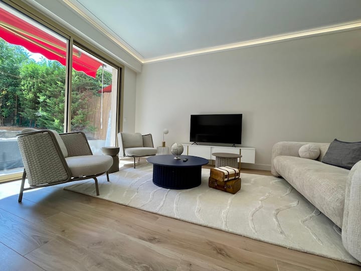 Un Jardin D’eden Au Port De Nice - Èze