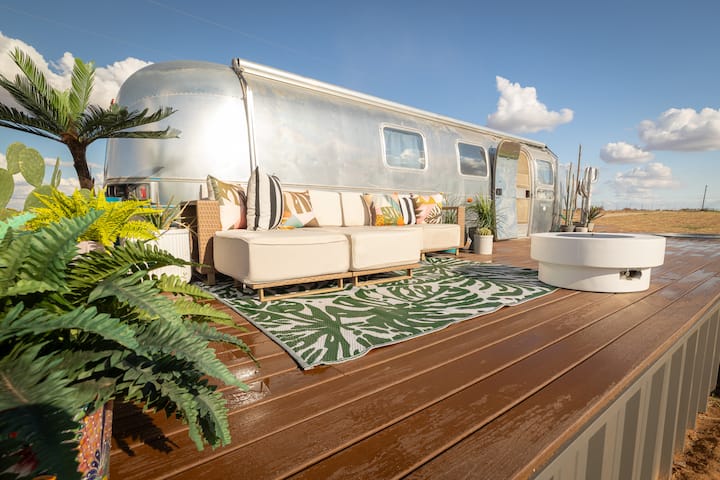 Reverie Airstream, Sunset Country Escape. - Midland, TX