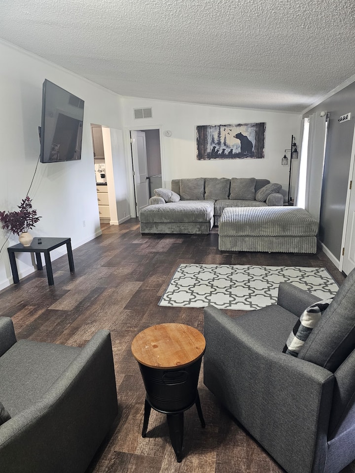 Irish Black Bear Cottage - Middlebury, IN