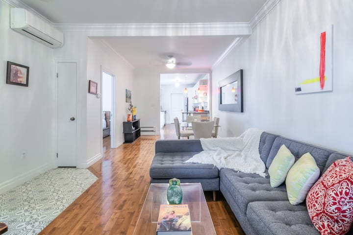 Cozy 3br Home With 2 Kitchens Plus Backyard In Les - Toronto, ON