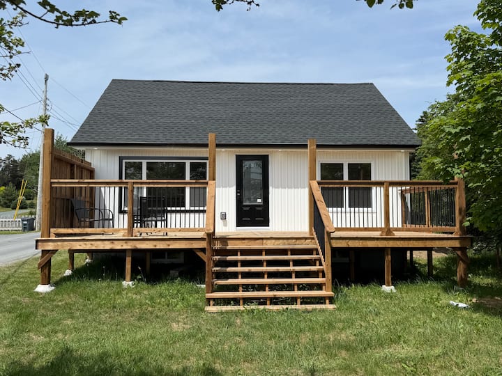 Three Sisters: Slipway Retreat - Bay Roberts