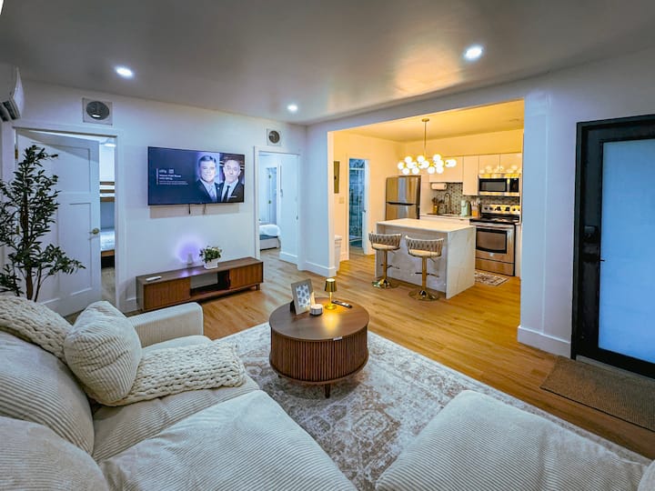 Casa Coco | Sleeps 13 | 8 Beds - Miami, FL