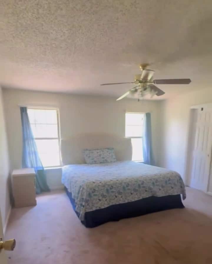 Spacious Private Room - Hinesville, GA