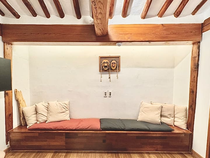 Entire Hanok House 4 Bedrooms, 2 Bathrooms - Seoul