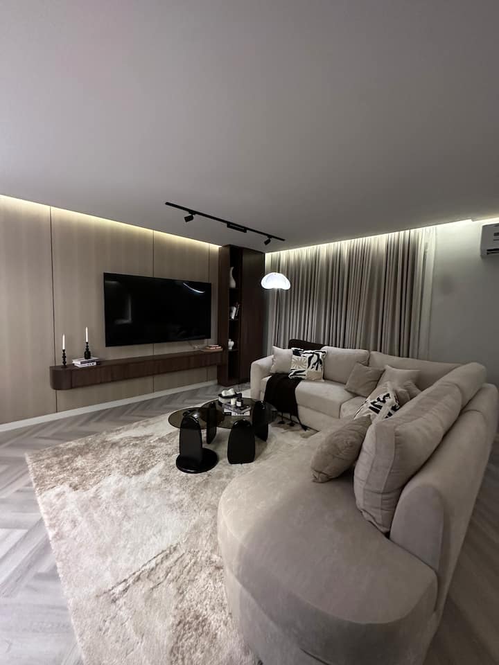 Luxury 1br W/ 75" Smart Tv - Jeddah