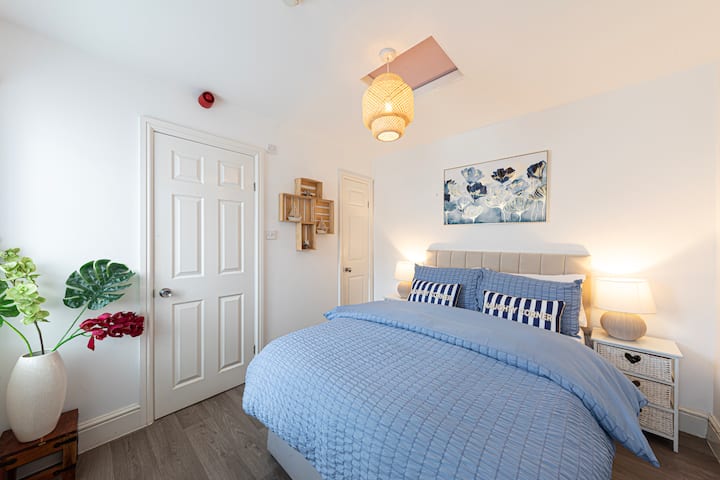 Spacious  2- Bedroom  Apartment Near  Shores. - Llandudno