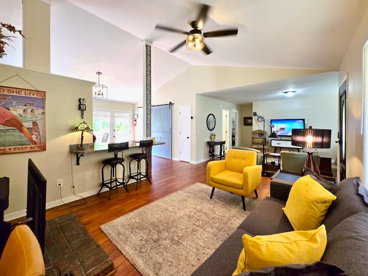 Rustic Lake House Retreat - Gainesville, GA