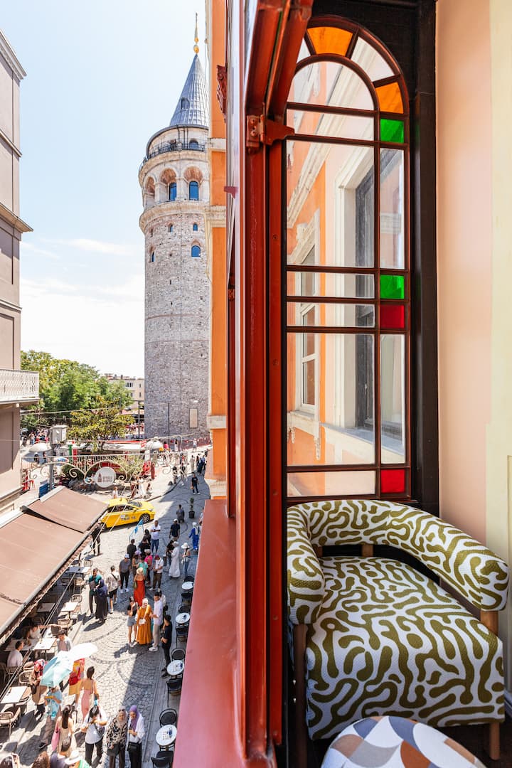Galata Muse: 1br Apt. W/ Bay Window Over Galata - Istanbul