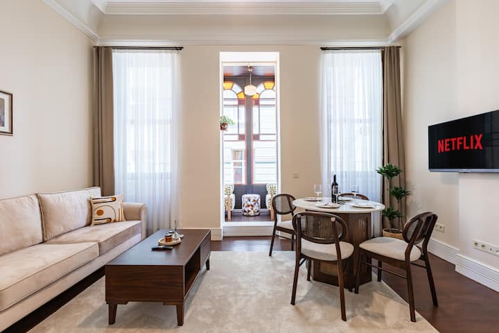 Galata Muse: 1br Apt. W/ Bay Window Over Galata - Karaköy