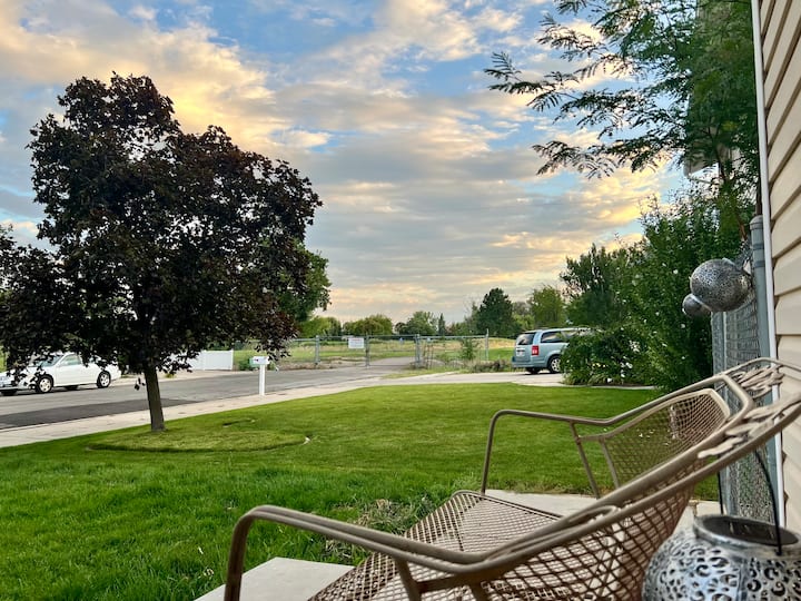 Quaint Cul-de-sac Getaway - Cliffhanger, Farmington