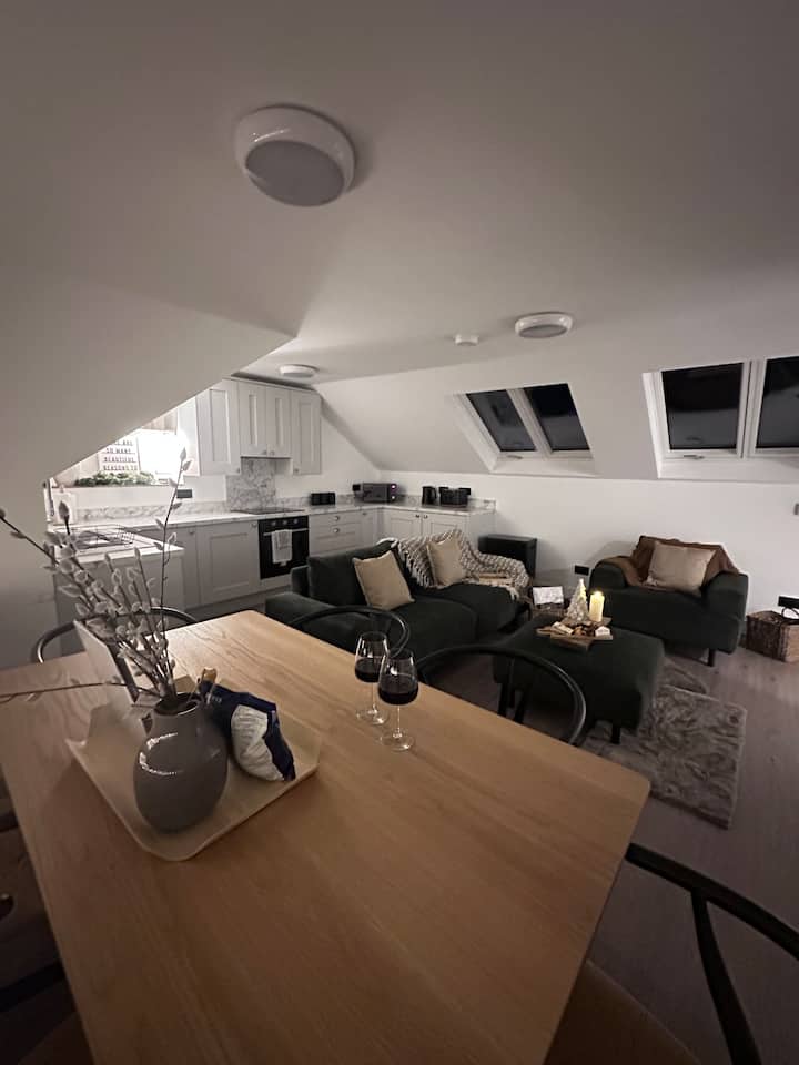 Newly Renovated 4 Bed Seaside Apartment - Bournemouth