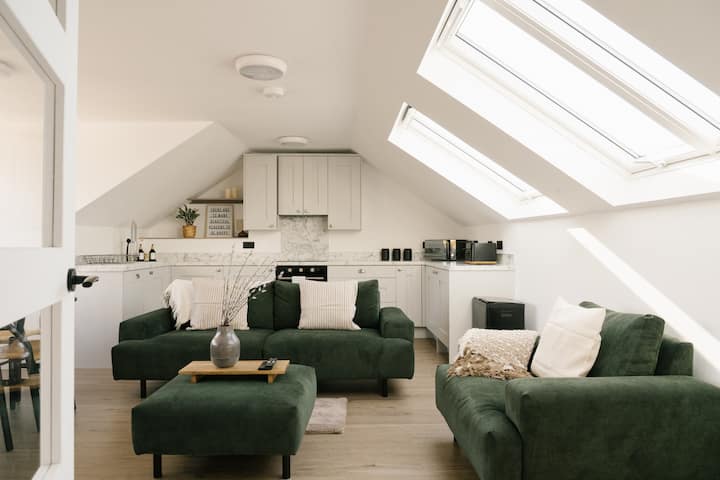 Newly Renovated 4 Bed Seaside Apartment - Bournemouth