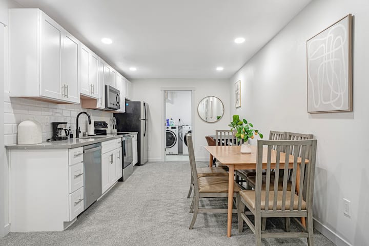 Newly Renovated 2bedroom 1bath Unit & Parking - Seattle, WA