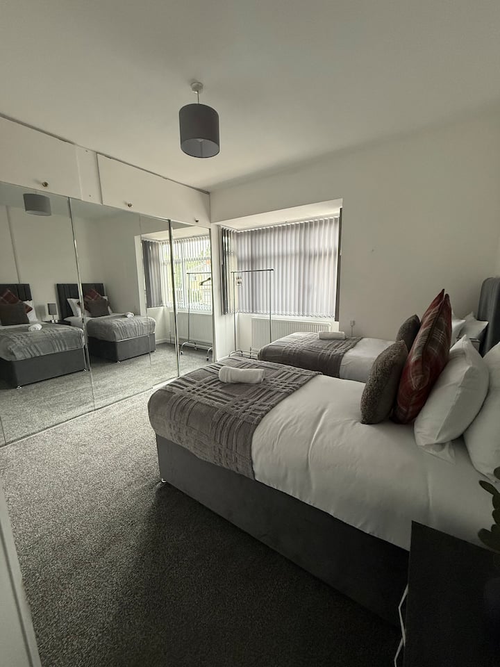 20% Off Monthly! Contractor Stays! Stylish 4 Bed! - Bromsgrove