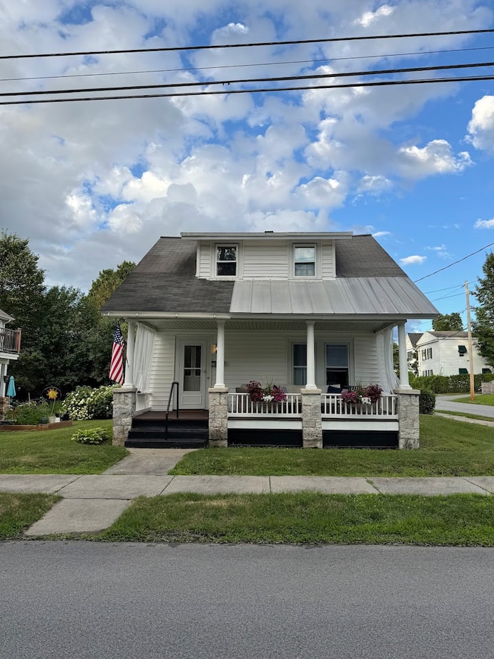 Charming Saratoga Cottage - Saratoga Springs, NY