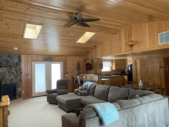 Spacious, Open Concept Lake House - Houghton Lake, MI