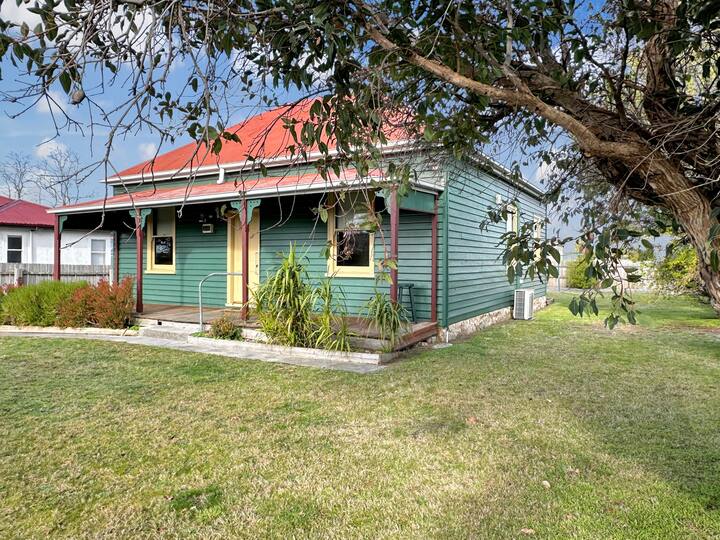 The Settlers Cottage | In The Heart Of St Helens - Binalong Bay